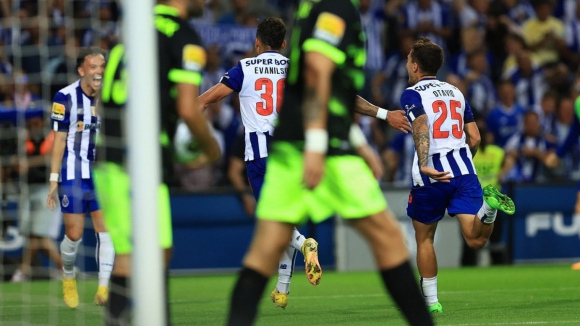 Triplete também no clássico
