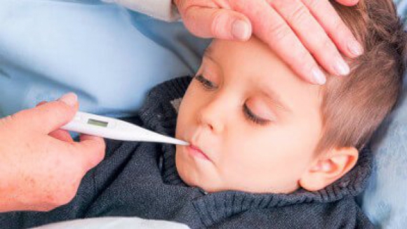 DGS alerta que crianças e jovens devem faltar à escola se tiverem febre