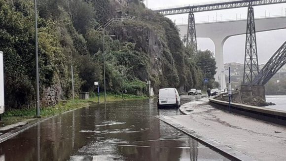 Marginal do Douro e túnel do Campo Alegre com trânsito cortado