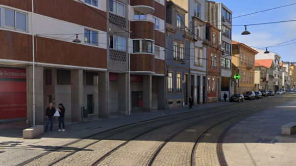 Câmara de Matosinhos muda piso da Rua de Brito Capelo após duas décadas ...