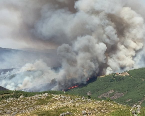 Cinco fogos activos em Portugal