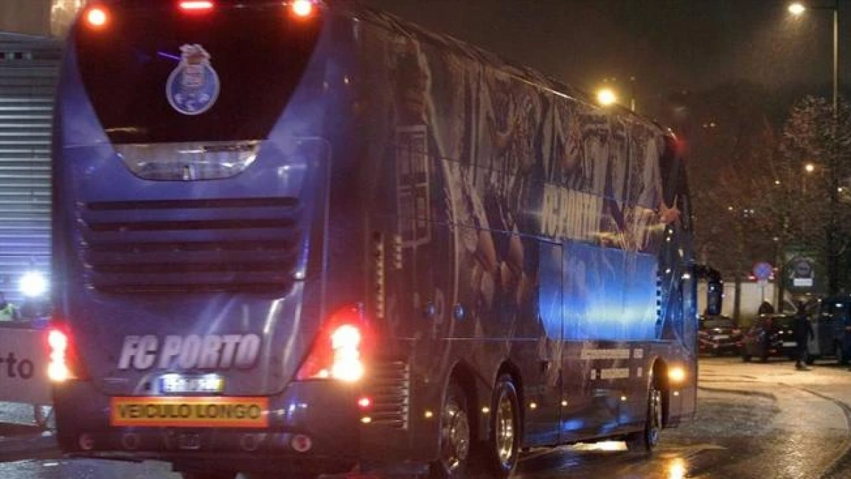 Autocarro do FC Porto apedrejado à saída do Bessa