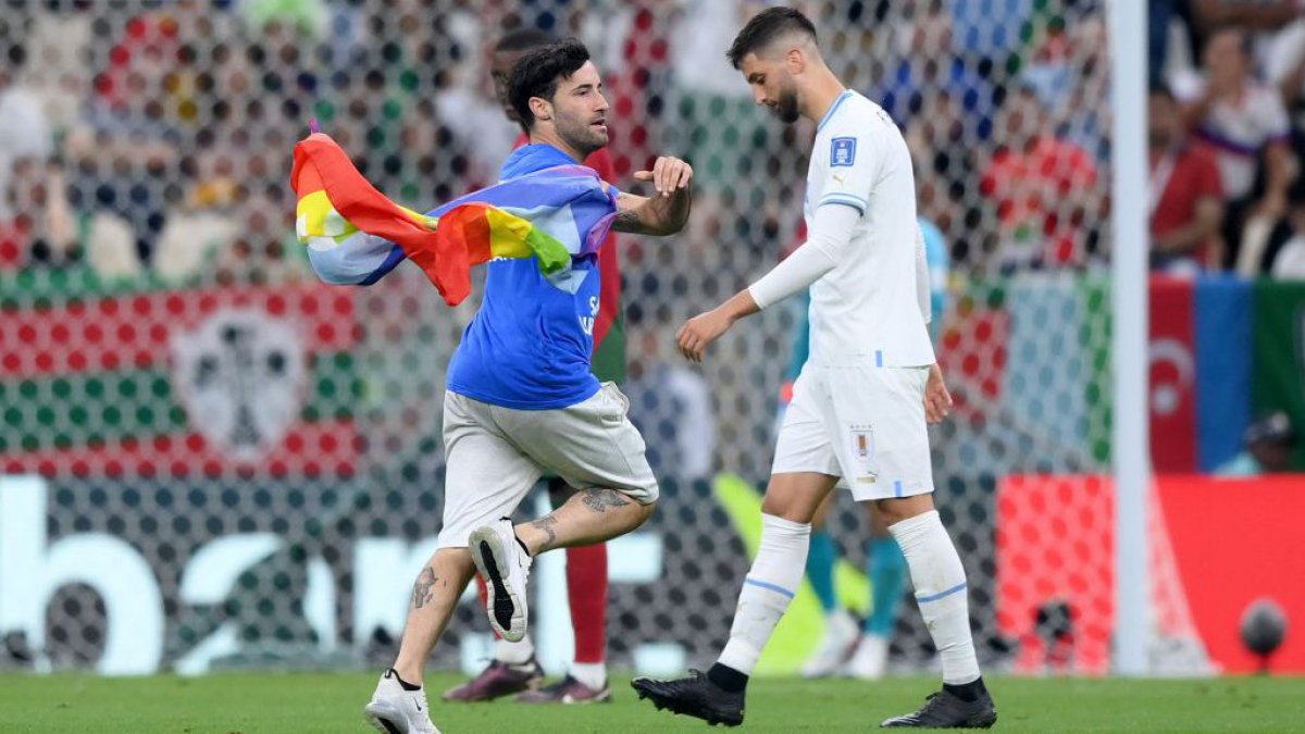 Mundial'2022: Adepto invade Portugal-Uruguai com bandeira LGBTQIA+