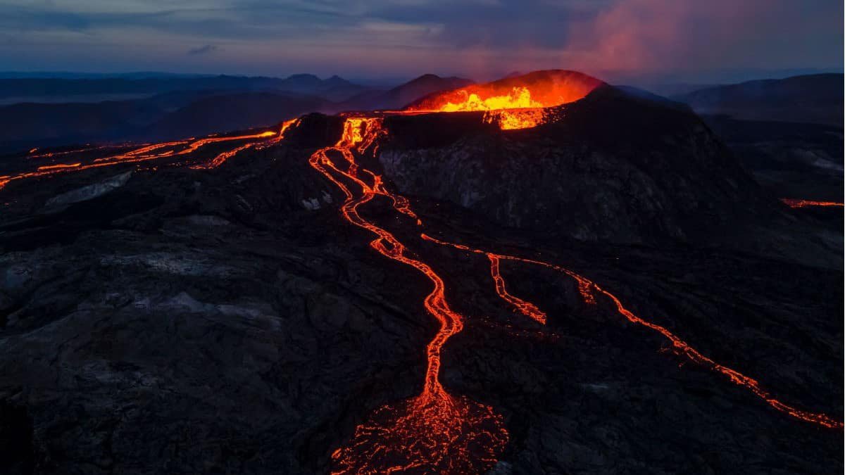 Rios de lava percorrem o Hawai. Mauna Loa continua em erupção