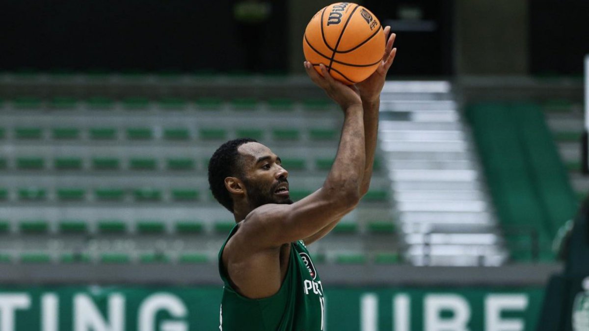 “Travante Williams agrediu-me”. Derrick Fenner acusa colega de agressão ...