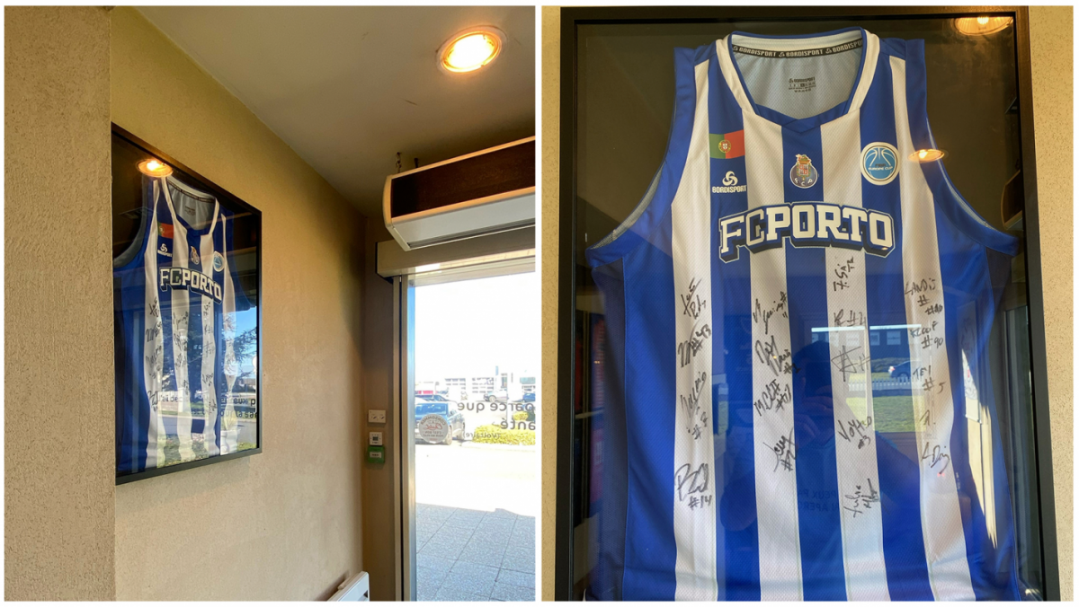 Camisola autografada do FC Porto em destaque num hotel francês