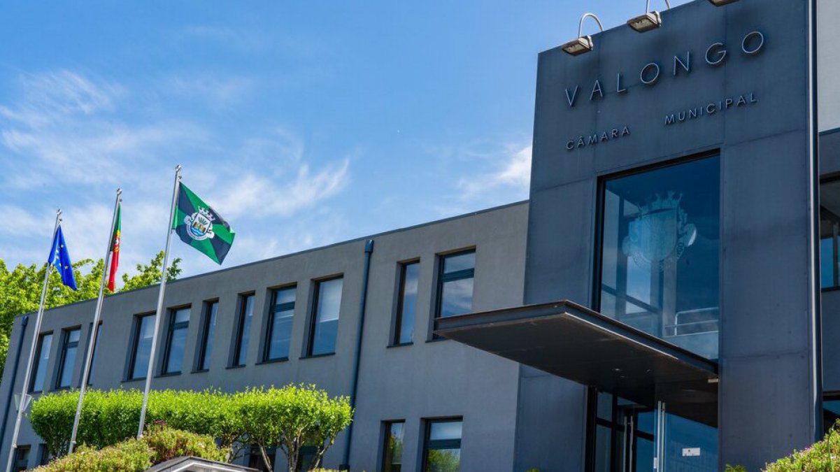 Parque de estacionamento do cemitério de Valongo vai custar mais 300 mil euros