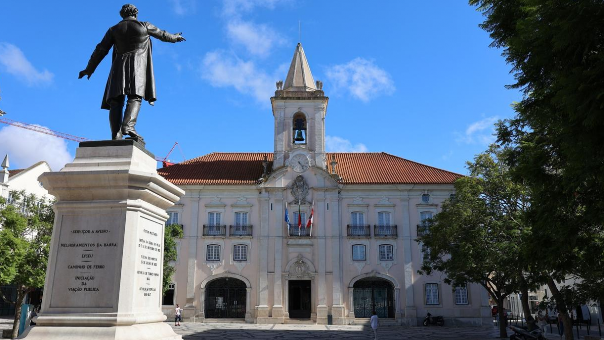 Ovar celebra mês do azulejo com instalação artística criada por 1.100 ...