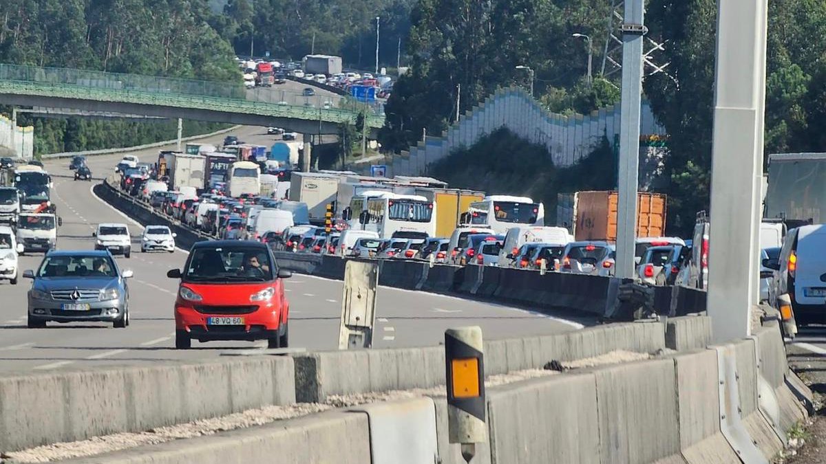 Trânsito congestionado na A1 devido a acidente em Gaia