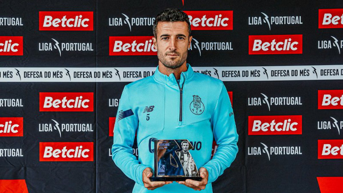 Marcano recebe prémio de melhor defesa do mês de agosto