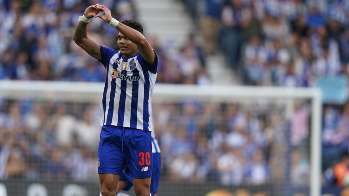 FC Porto inaugura marcador frente ao Portimonense com golo de Evanilson