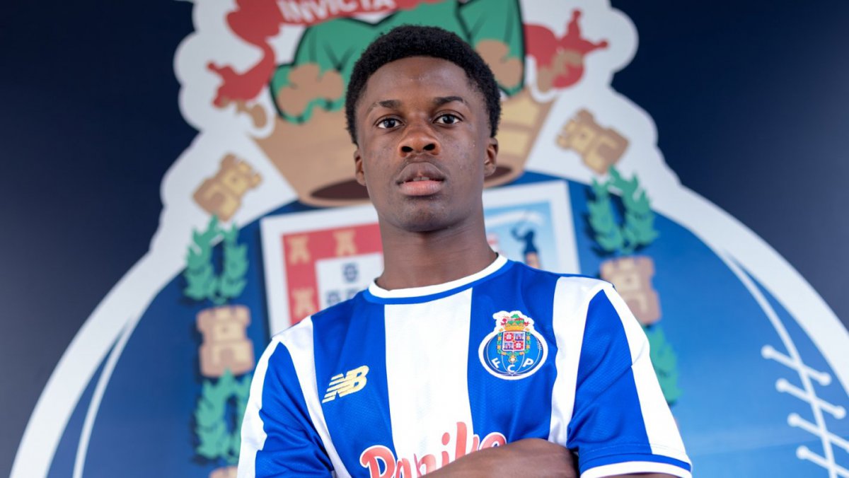 FC Porto: Anderson Ariel assina contrato de formação