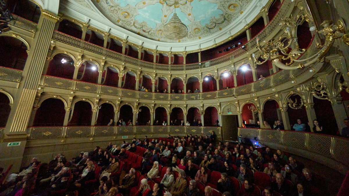 Milo Rau, Familie Flöz e Ruy de Carvalho no Festival de Teatro de Viana ...